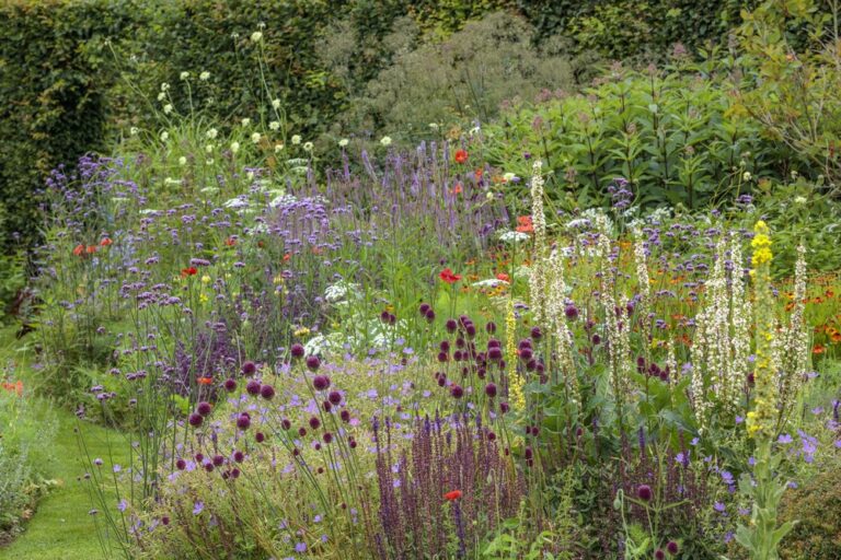 Un jardín familiar con plantación naturalista que se funde con el ...