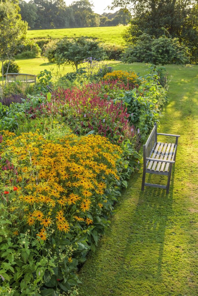 Un jardín familiar con plantación naturalista que se funde con el ...
