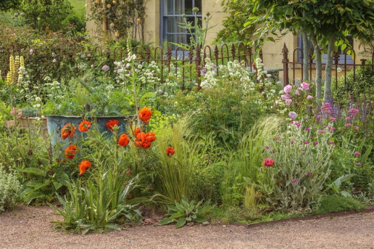 Un jardín familiar con plantación naturalista que se funde con el ...