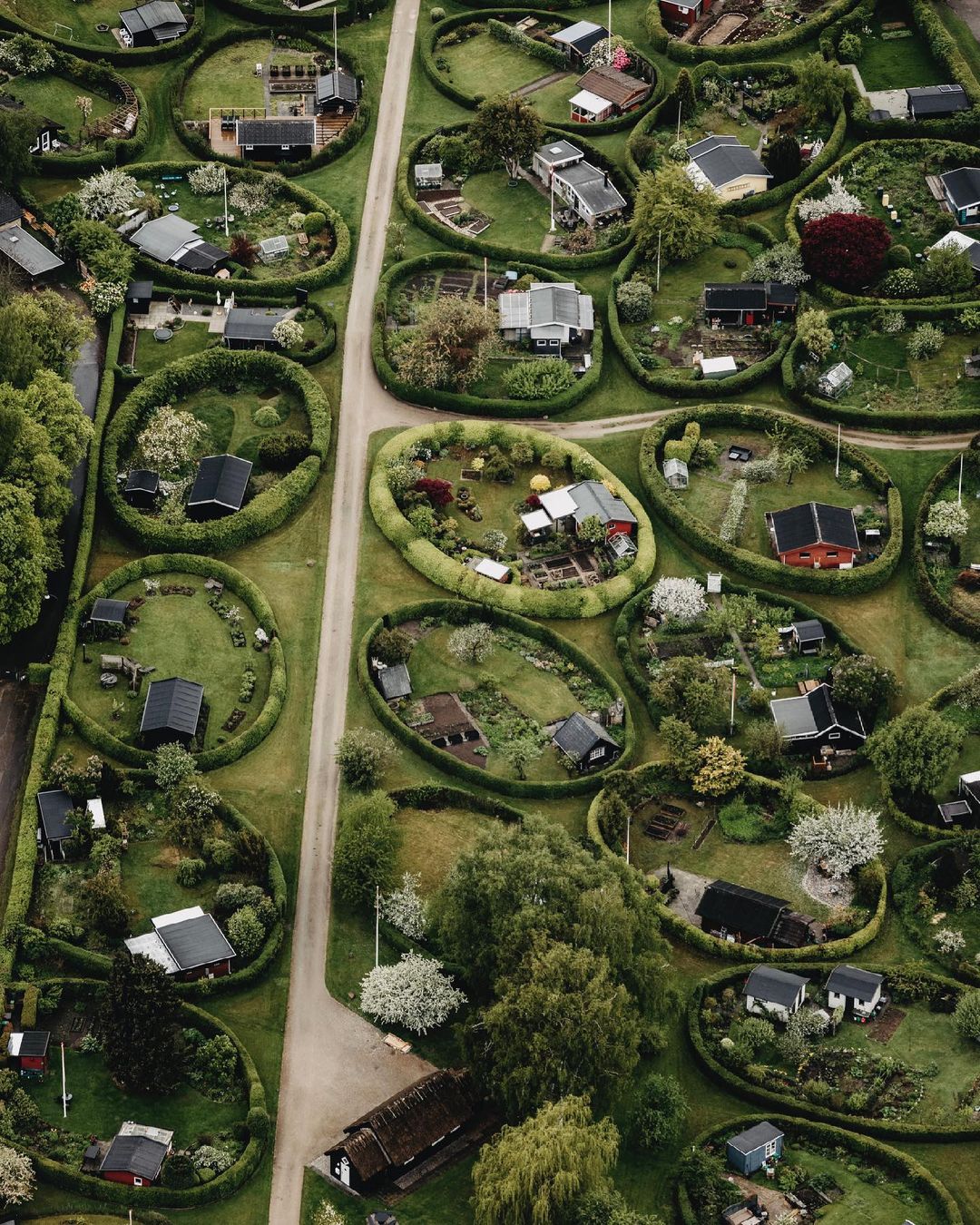 Los jardines circulares (que son ovalados) de Naerum, Copenhague - EL ...
