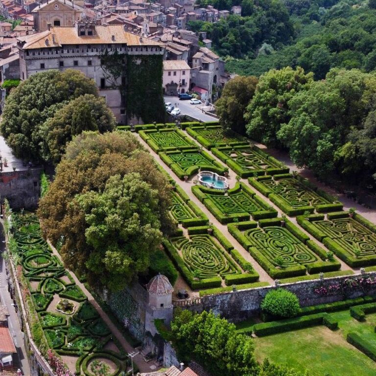 Jardín del Castello Ruspoli y el arte de podar con una hoz de mano el ...